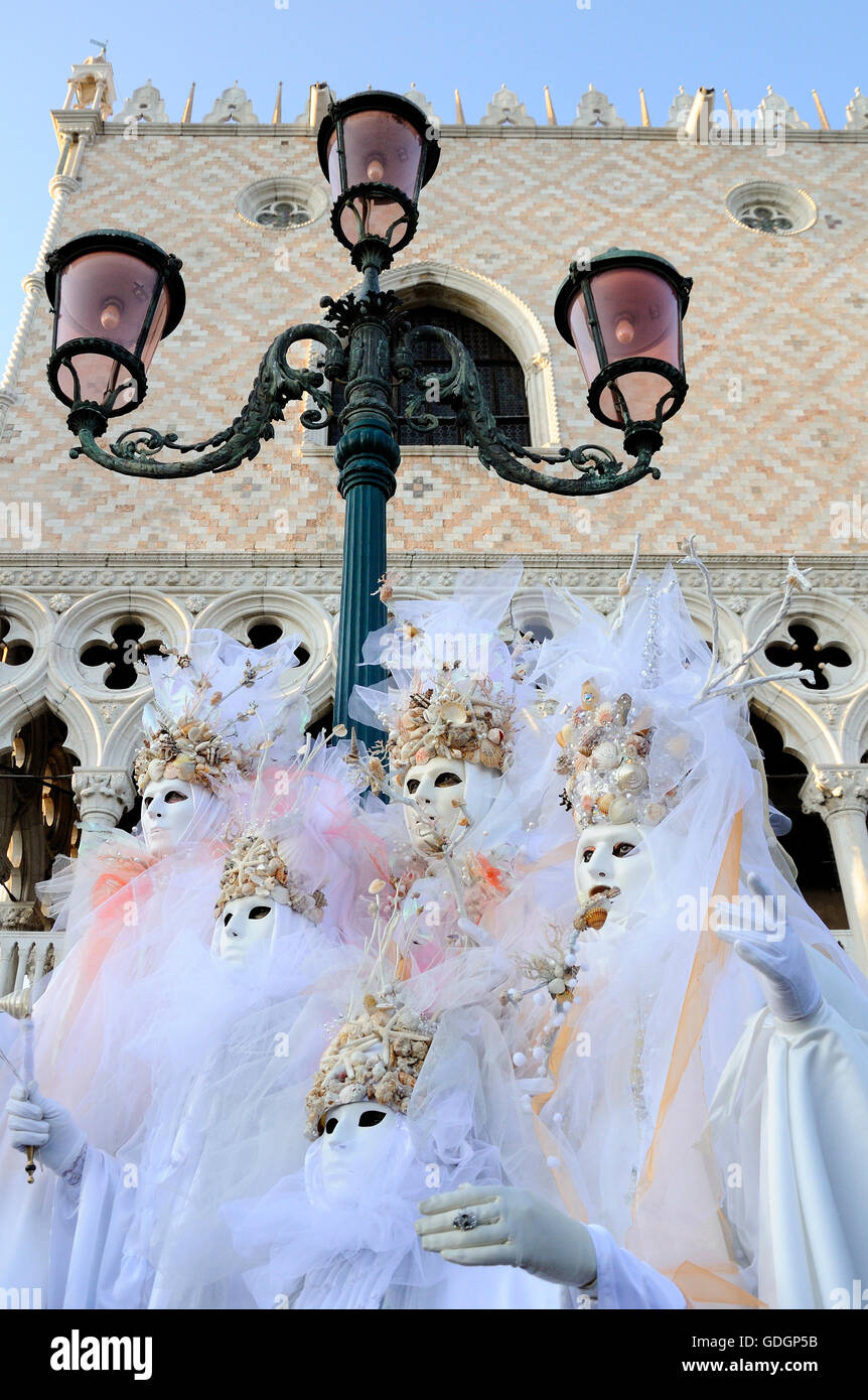 People wearing volto masks at the Carnival of Venice Stock Photo - Alamy