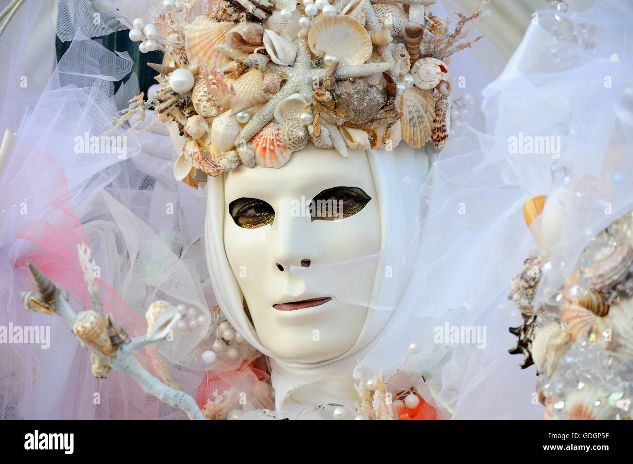 Man wearing volto masks at the Carnival of Venice Stock Photo - Alamy