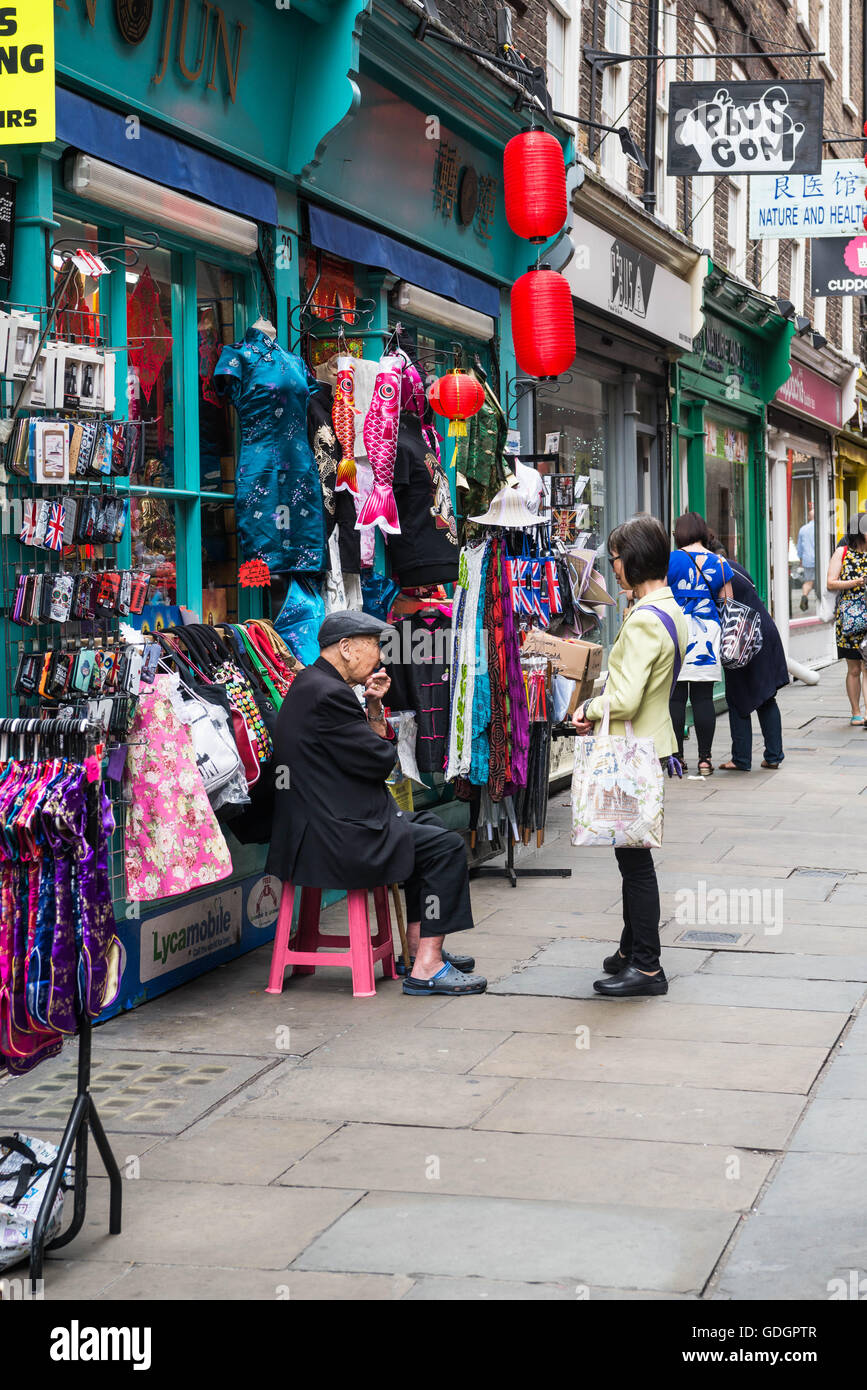 Traditional chinese clothes shop hi-res stock photography and images ...