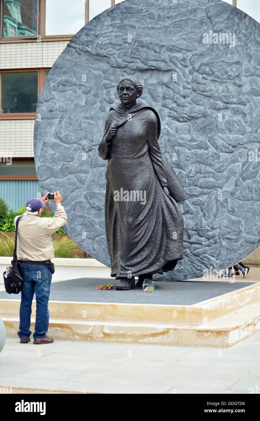 Statue of Crimean War nurse Mary Seacole in the gardens of St Thomas ...