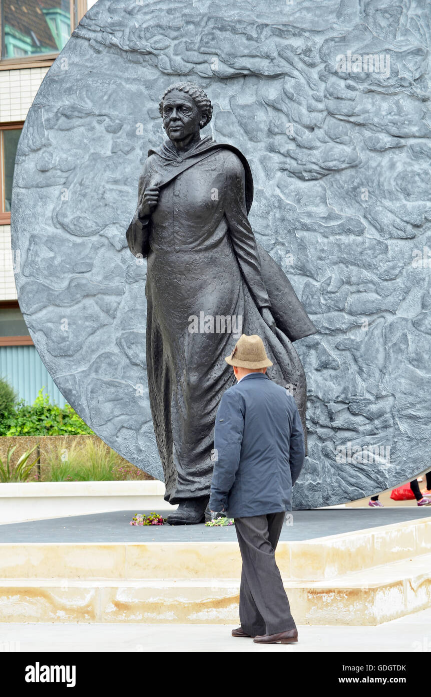 Statue of Crimean War nurse Mary Seacole in the gardens of St Thomas ...