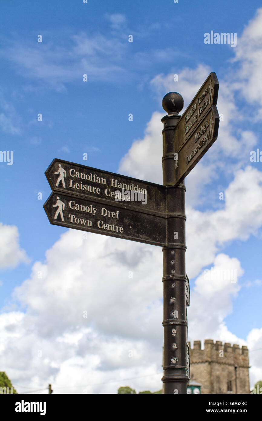 Town centre signpost hi-res stock photography and images - Alamy