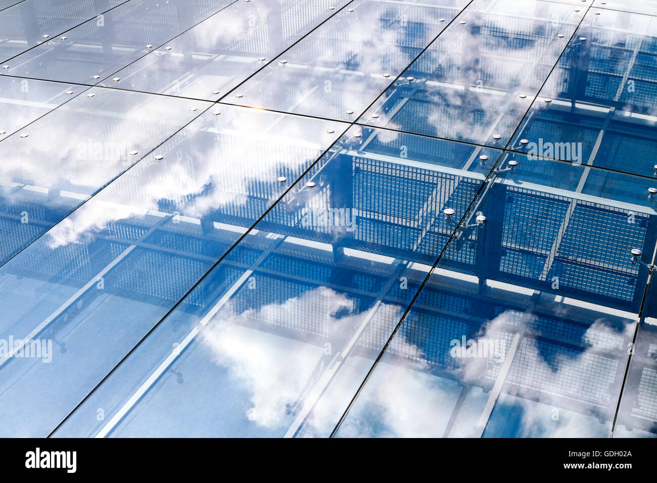 Glass reflecting the sky hi-res stock photography and images - Alamy