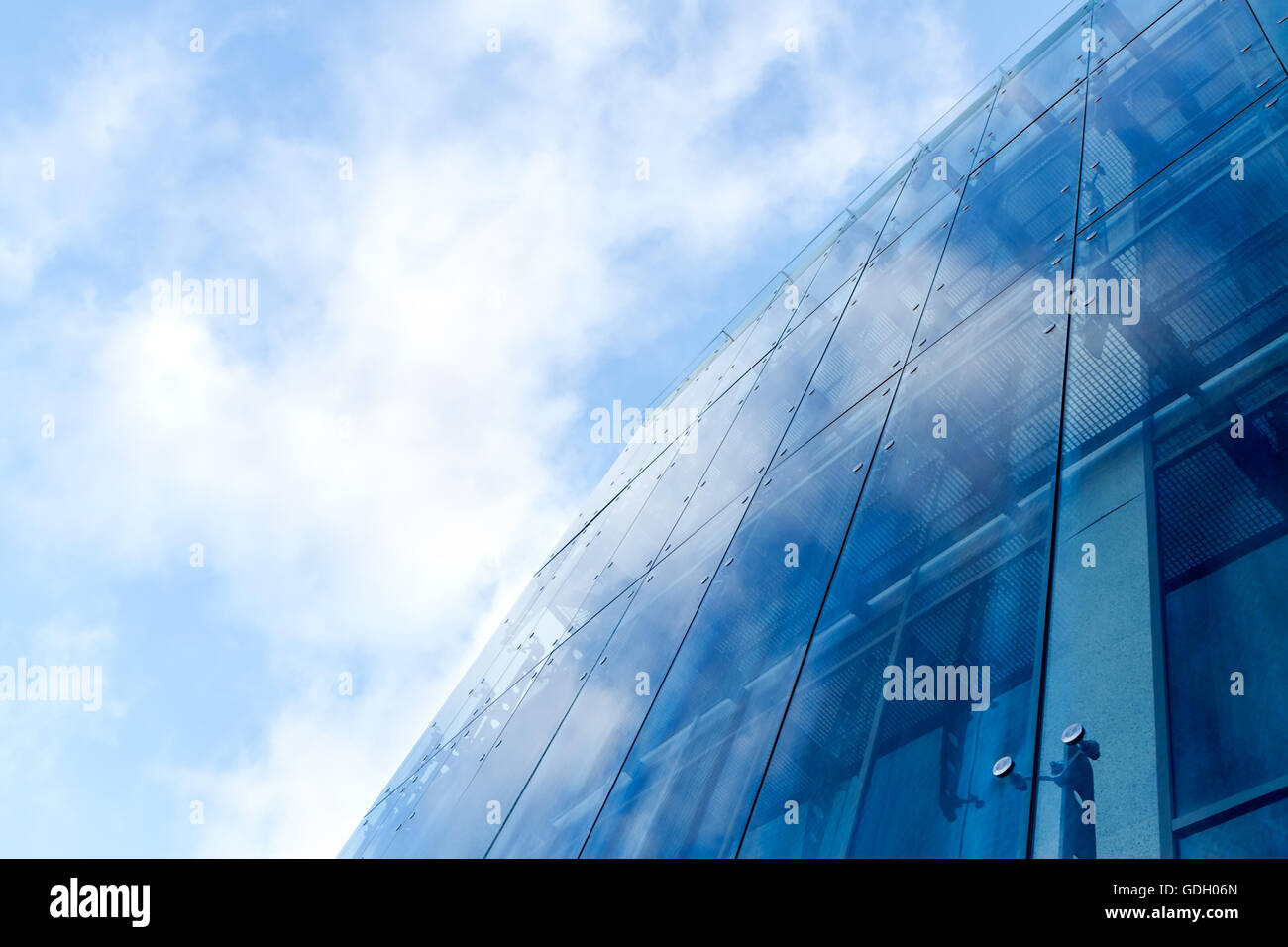Glass building hi-res stock photography and images - Alamy