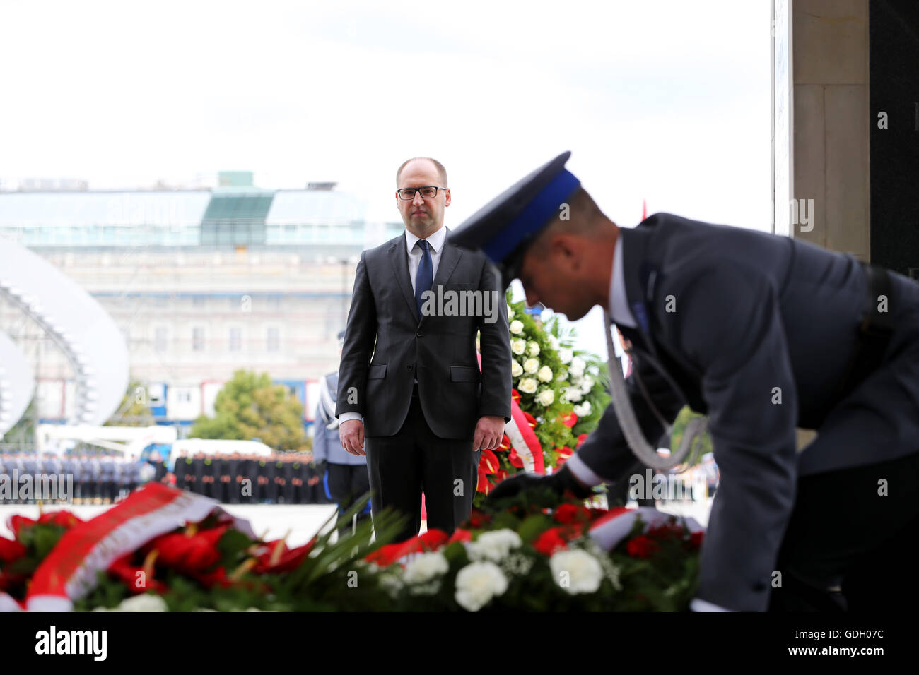 Polish government officials lay wreaths at the tomb of the unknown ...