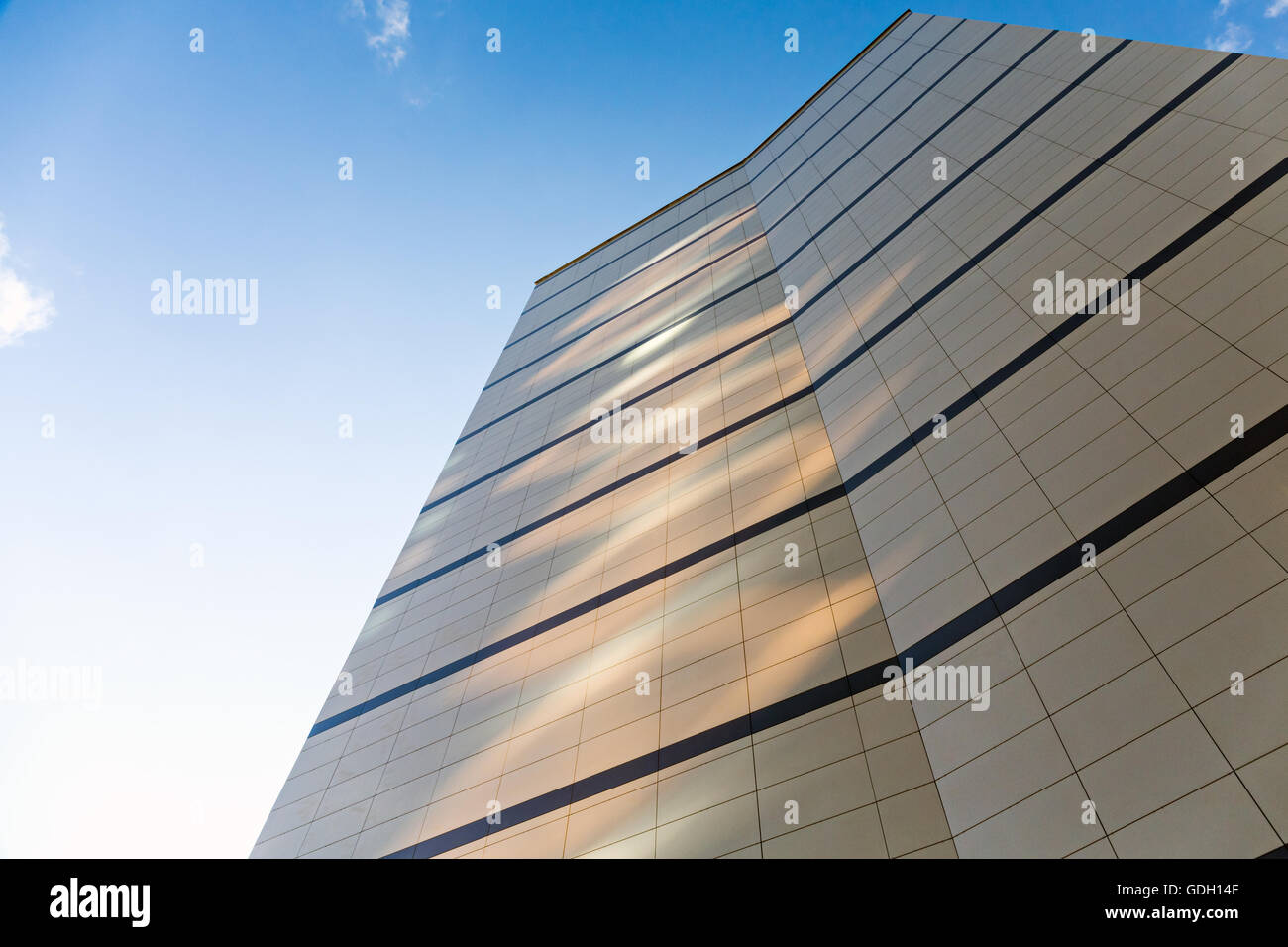 Wall of a modern high-rise building with reflections of sunlight Stock ...