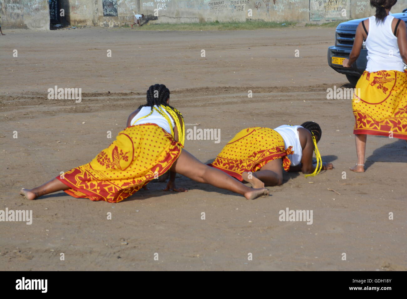 Dancing moment hi-res stock photography and images - Alamy