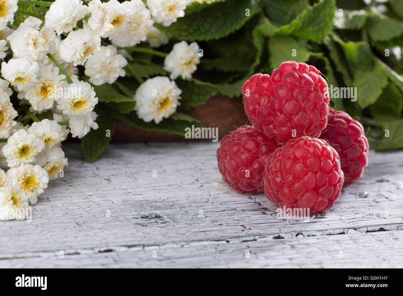Ripe red raspberry Stock Photo - Alamy