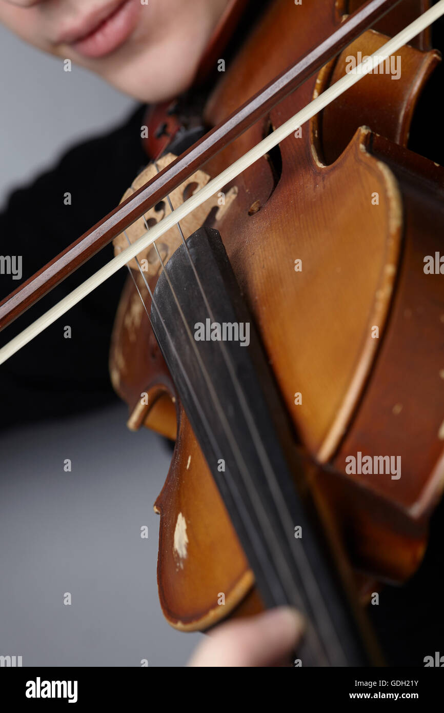 playing the violin close-up Stock Photo - Alamy