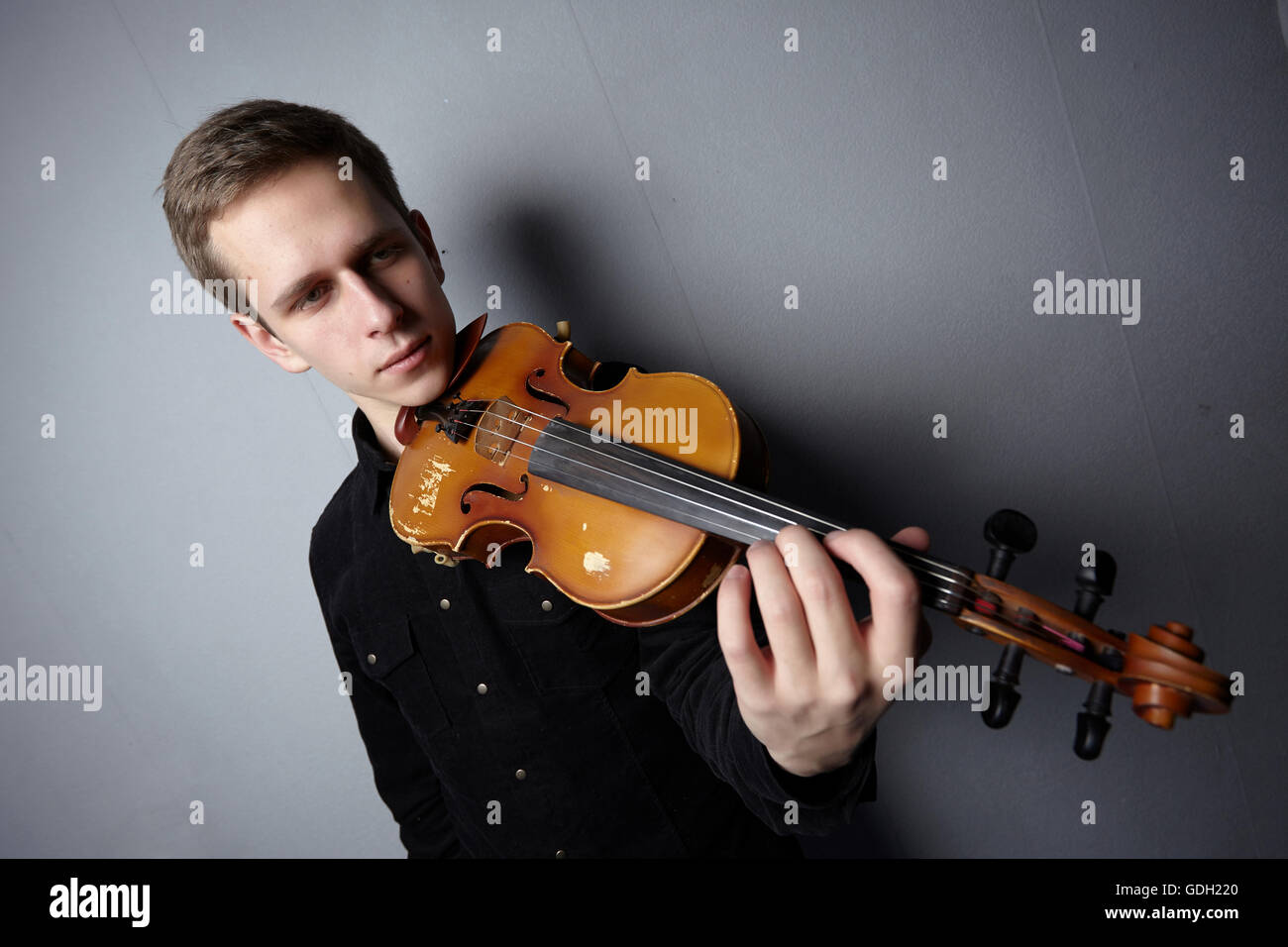man playing violin close-up Stock Photo - Alamy