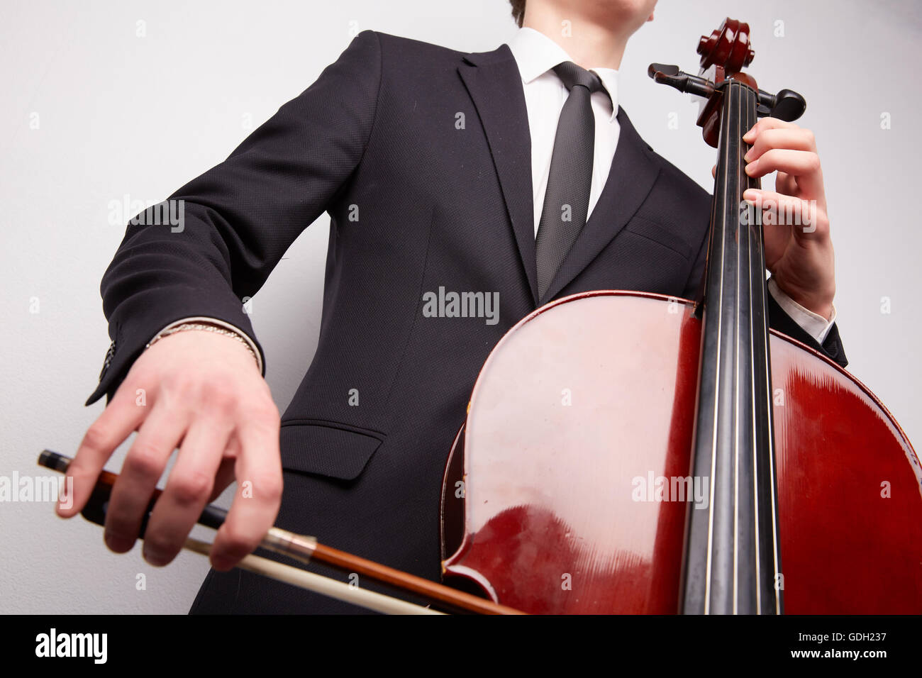 Man play cello hi-res stock photography and images - Alamy