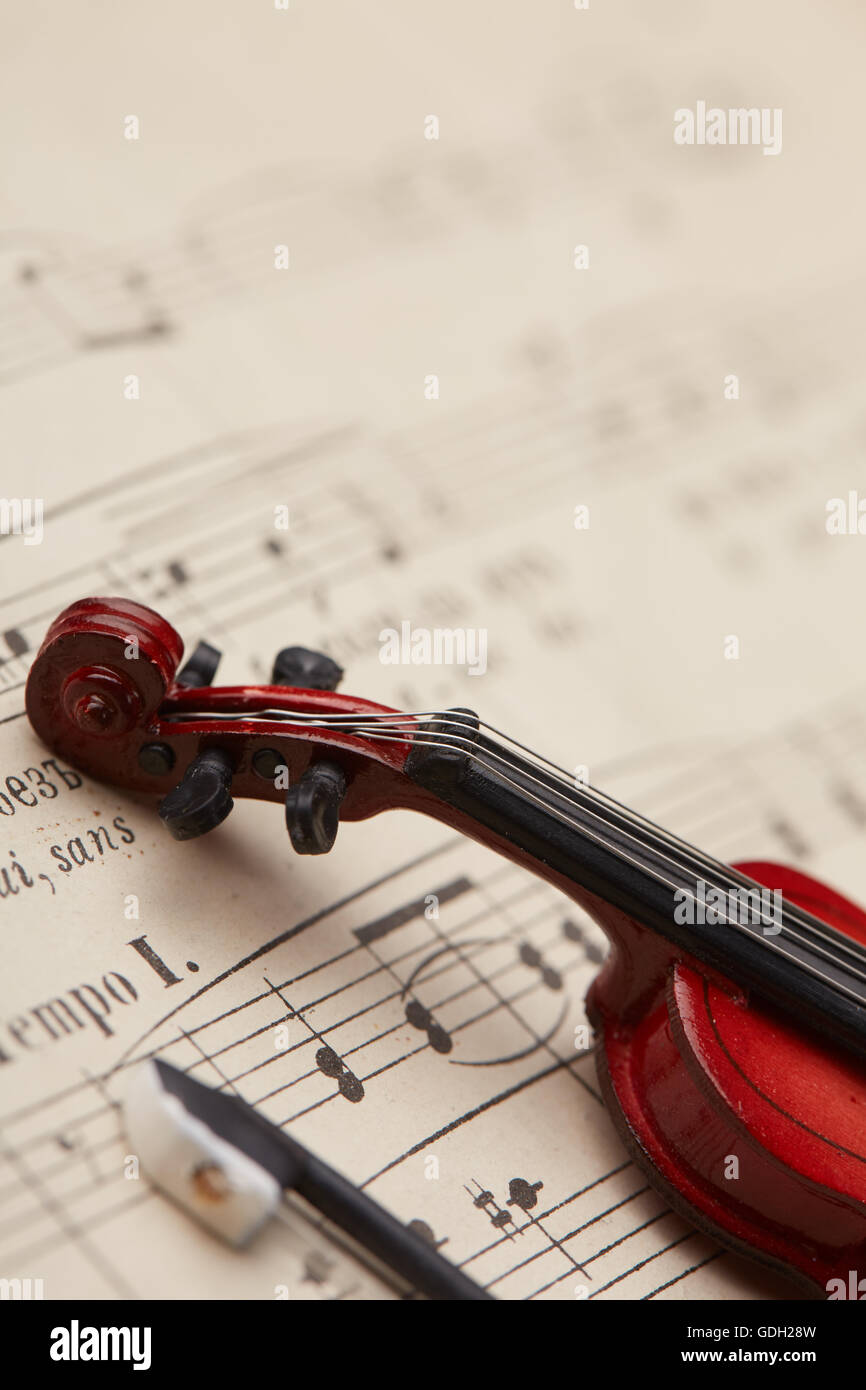 violin on of notes background Stock Photo - Alamy