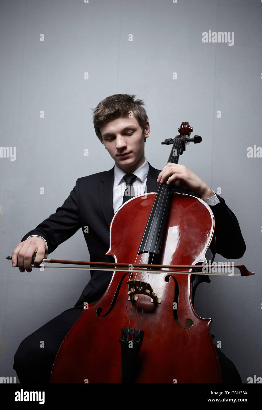 Play the cello hi-res stock photography and images - Alamy