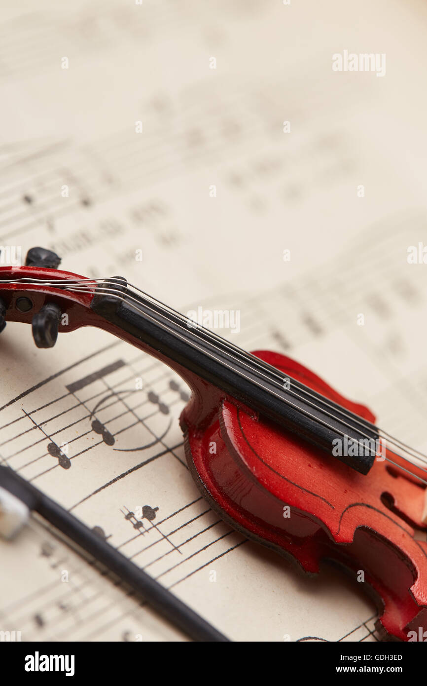 violin on of notes background Stock Photo - Alamy