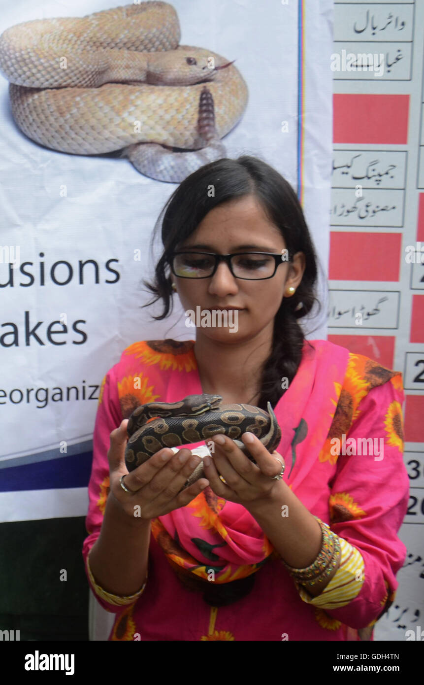 Zoo vet snake hi-res stock photography and images - Alamy