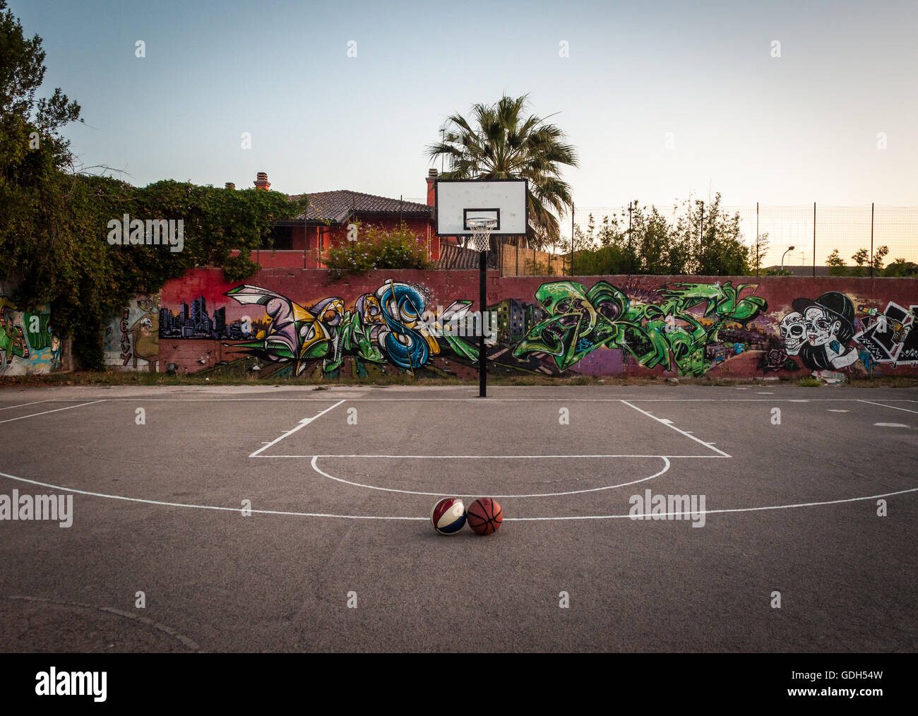 Street basketball court hi-res stock photography and images - Alamy