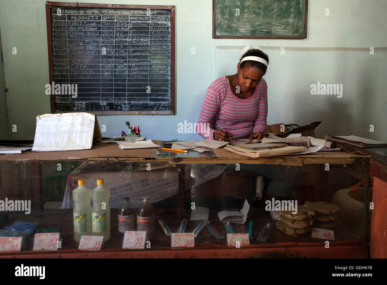 Cuban store hi-res stock photography and images - Alamy