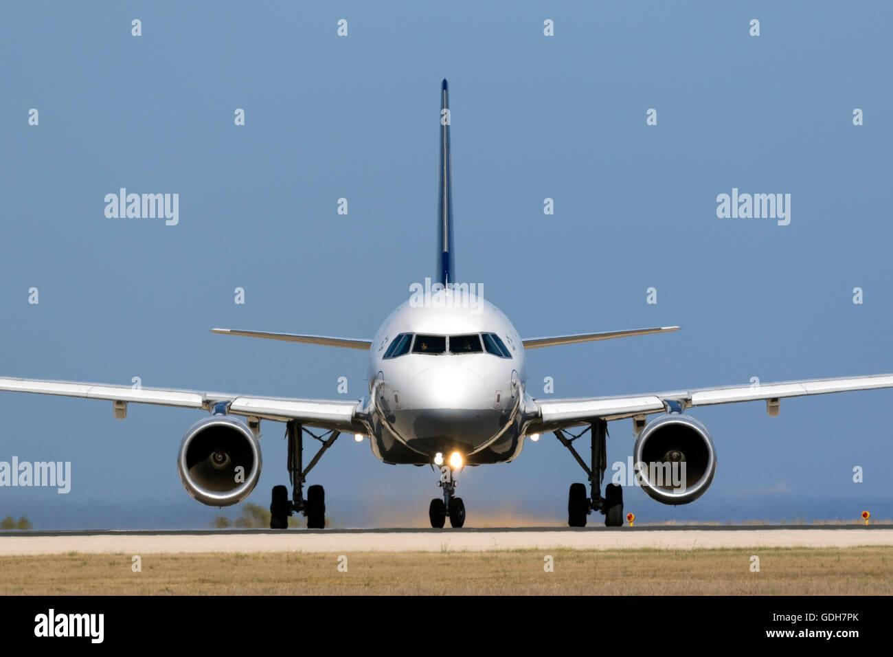 Lufthansa Airbus A320-214 [D-AIUB] lining up for take off from runway ...