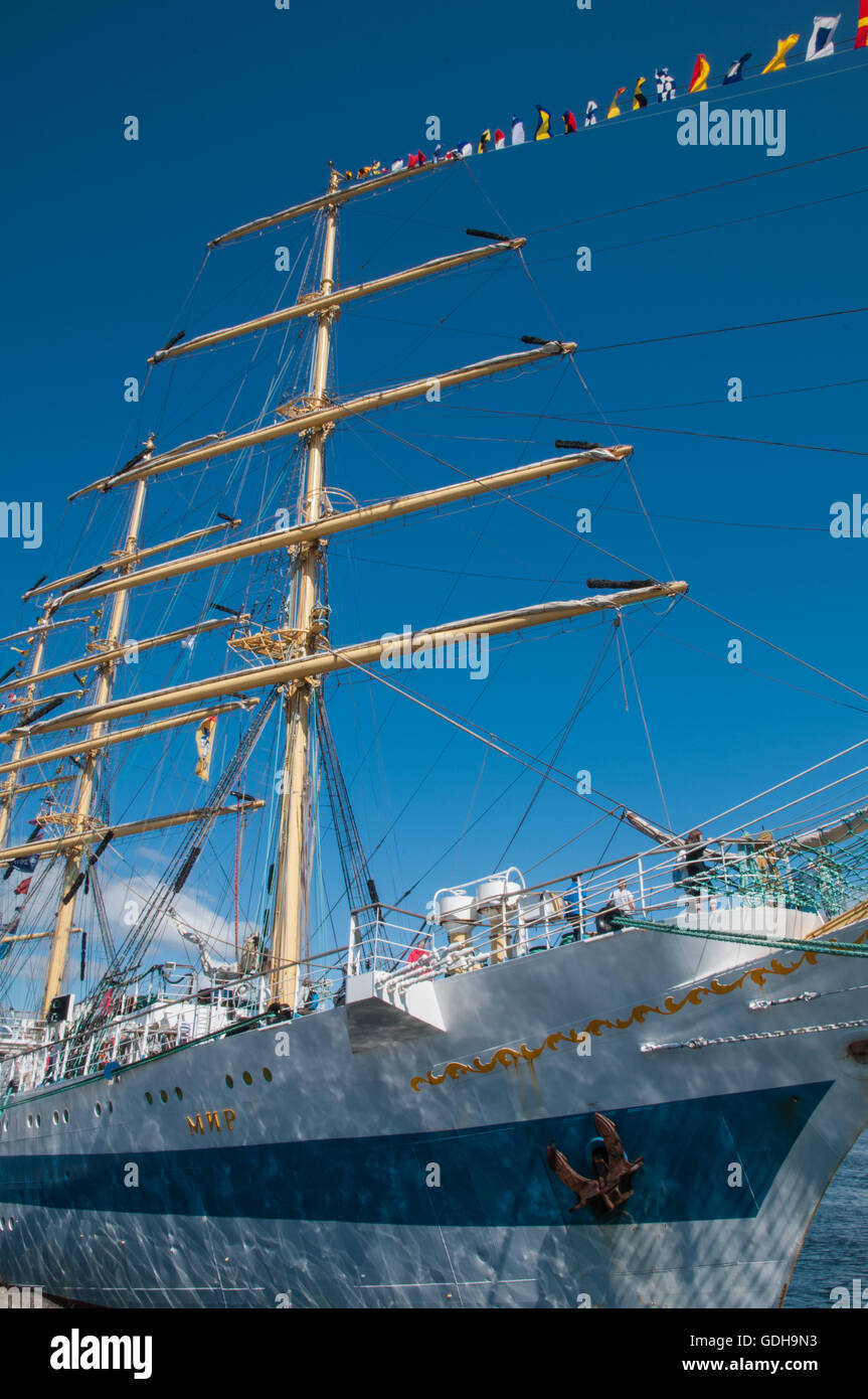 Full rigged sail training ships hi-res stock photography and images - Alamy