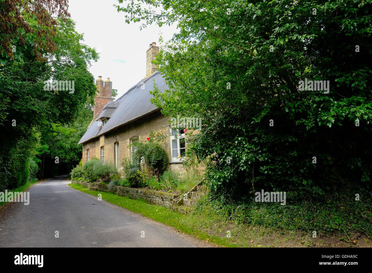 Picturesque view of an Egnlish cottage as seen from a rural country ...