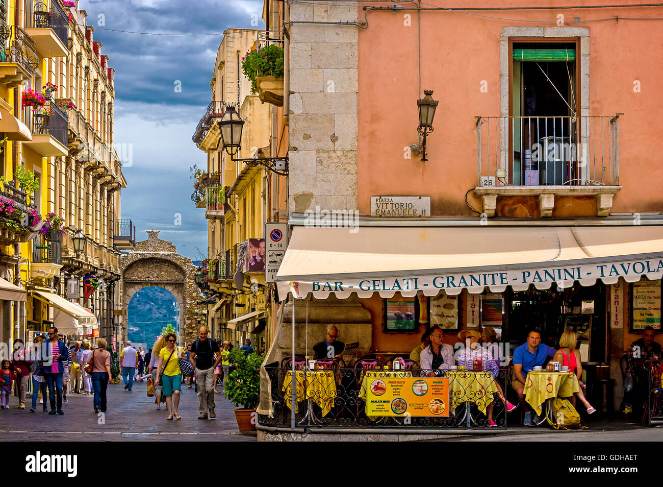 Piazza emanuele taormina sicily hi-res stock photography and images - Alamy