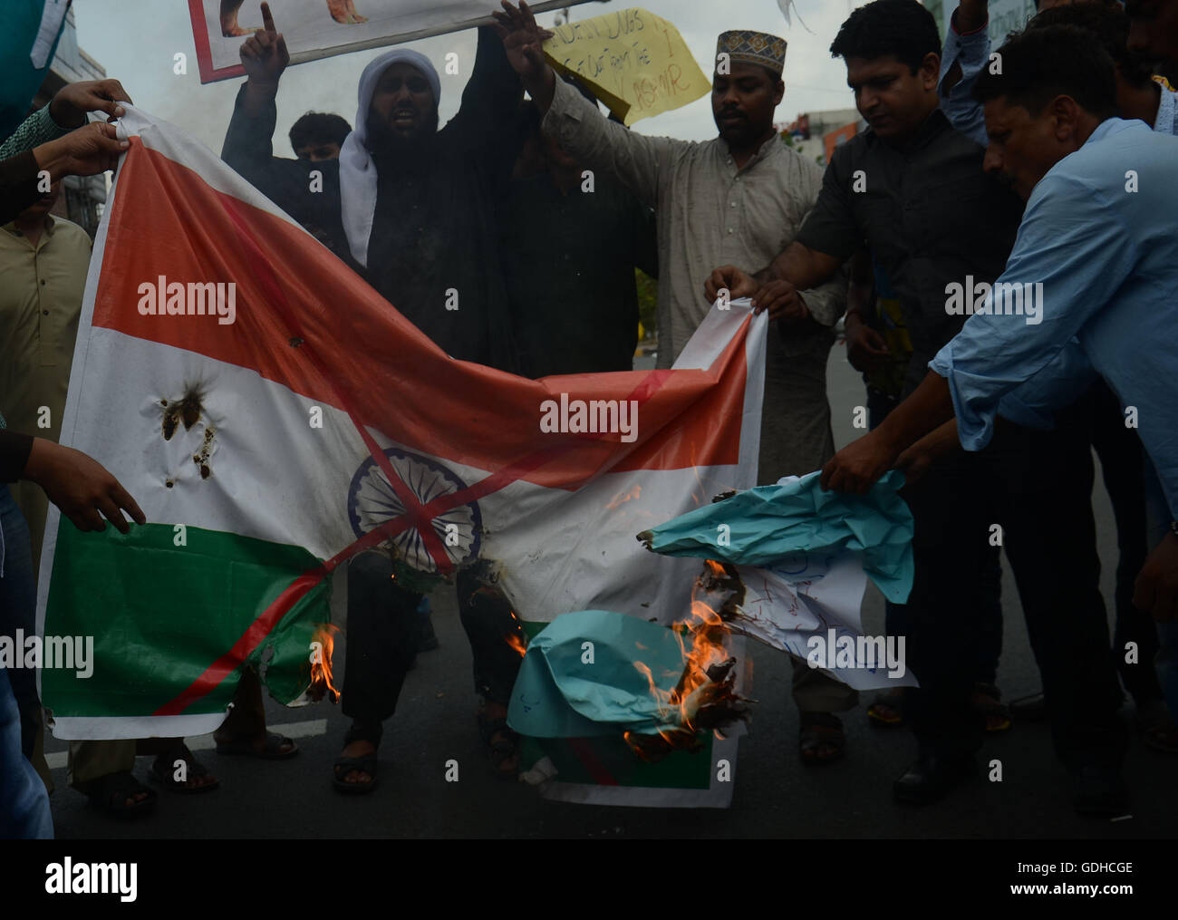 Lahore, Pakistan. 17th July, 2016. Pakistani activists of a young group ...