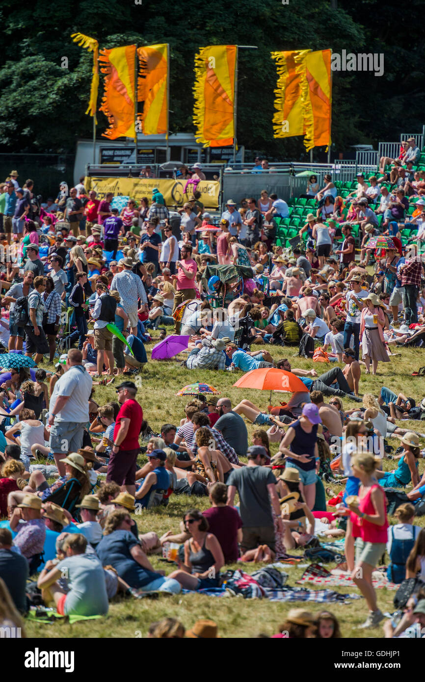 Henham Park, Suffolk, UK. 17th July, 2016. Fans enjoy the sunshine as ...