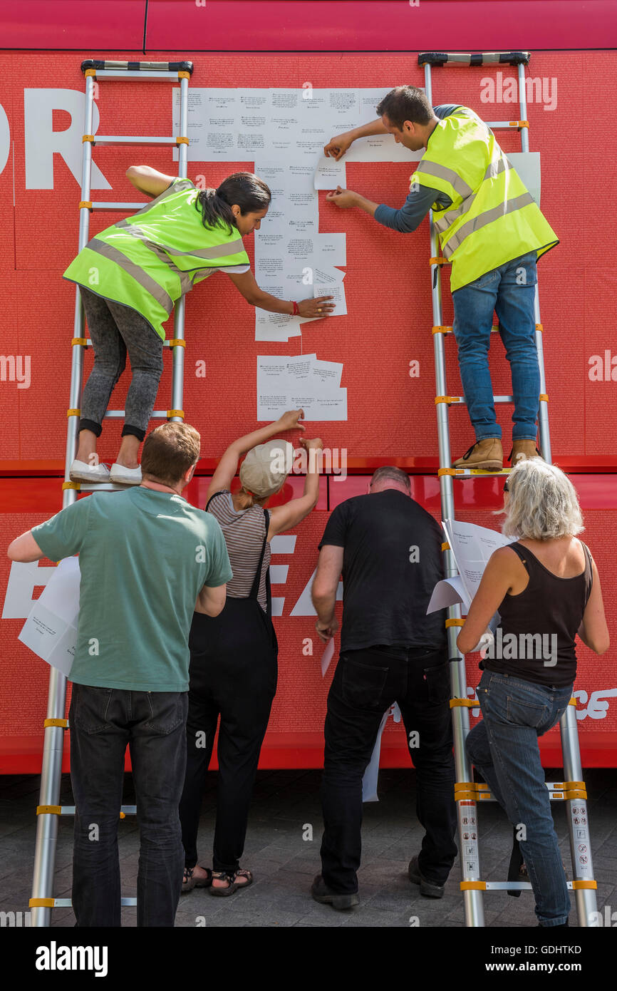 Vote leave bus hi-res stock photography and images - Alamy