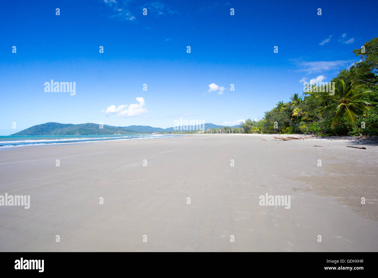 Thornton Beach near Cape Tribulation in the Daintree, Queensland ...
