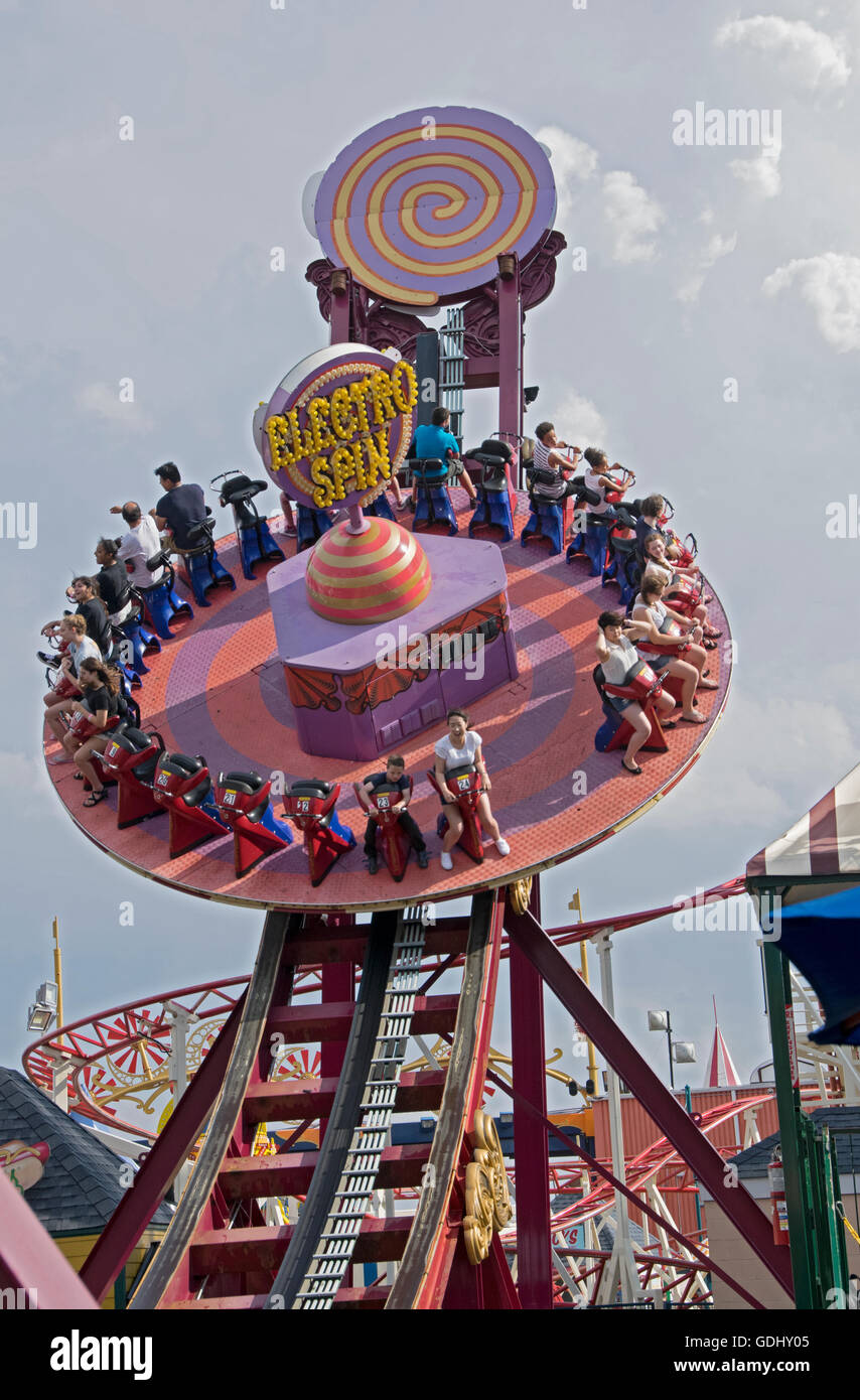 The spin crowd hi-res stock photography and images - Alamy