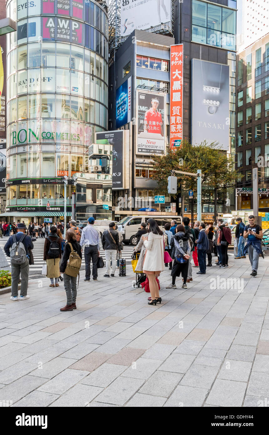 People on the streets of Tokyo Japan Stock Photo - Alamy