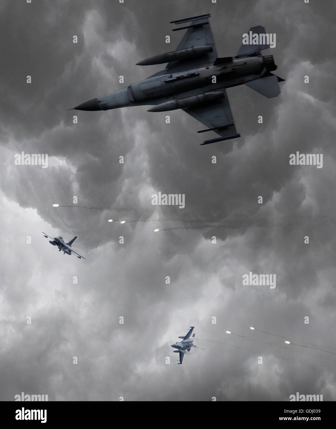 Military jets flares hi-res stock photography and images - Alamy