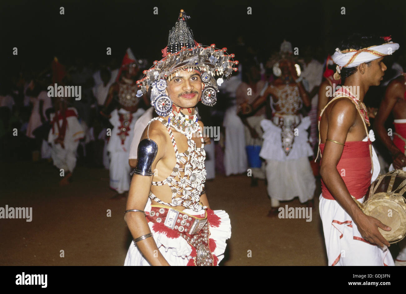 Kandy esala perahera dance hi-res stock photography and images - Alamy