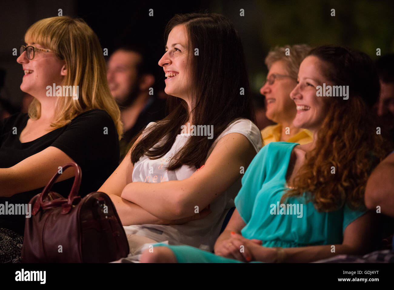 Comedian laughing audience hi-res stock photography and images - Alamy