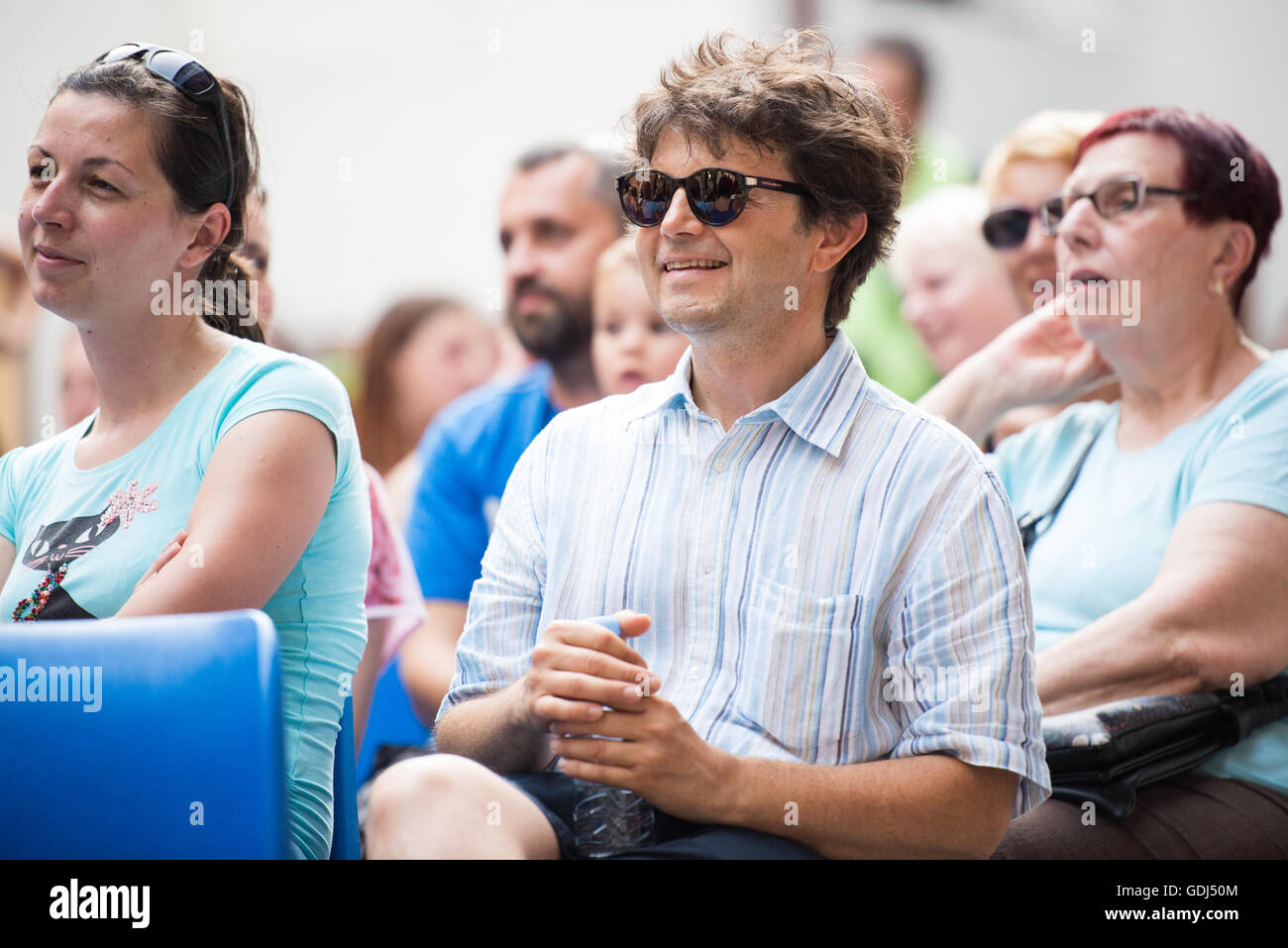 Comedian laughing audience hi-res stock photography and images - Alamy