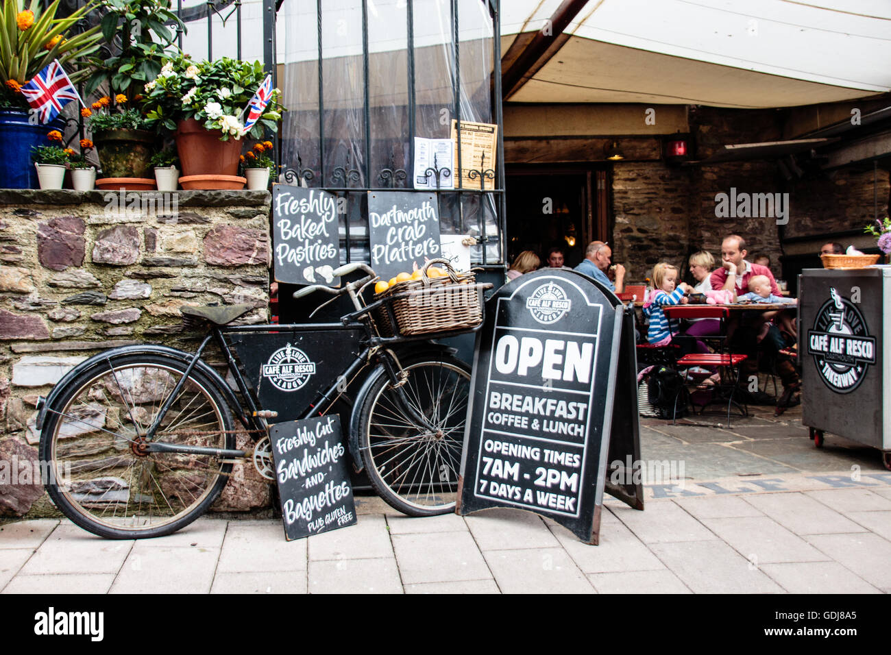 Devon cafe family hi-res stock photography and images - Alamy