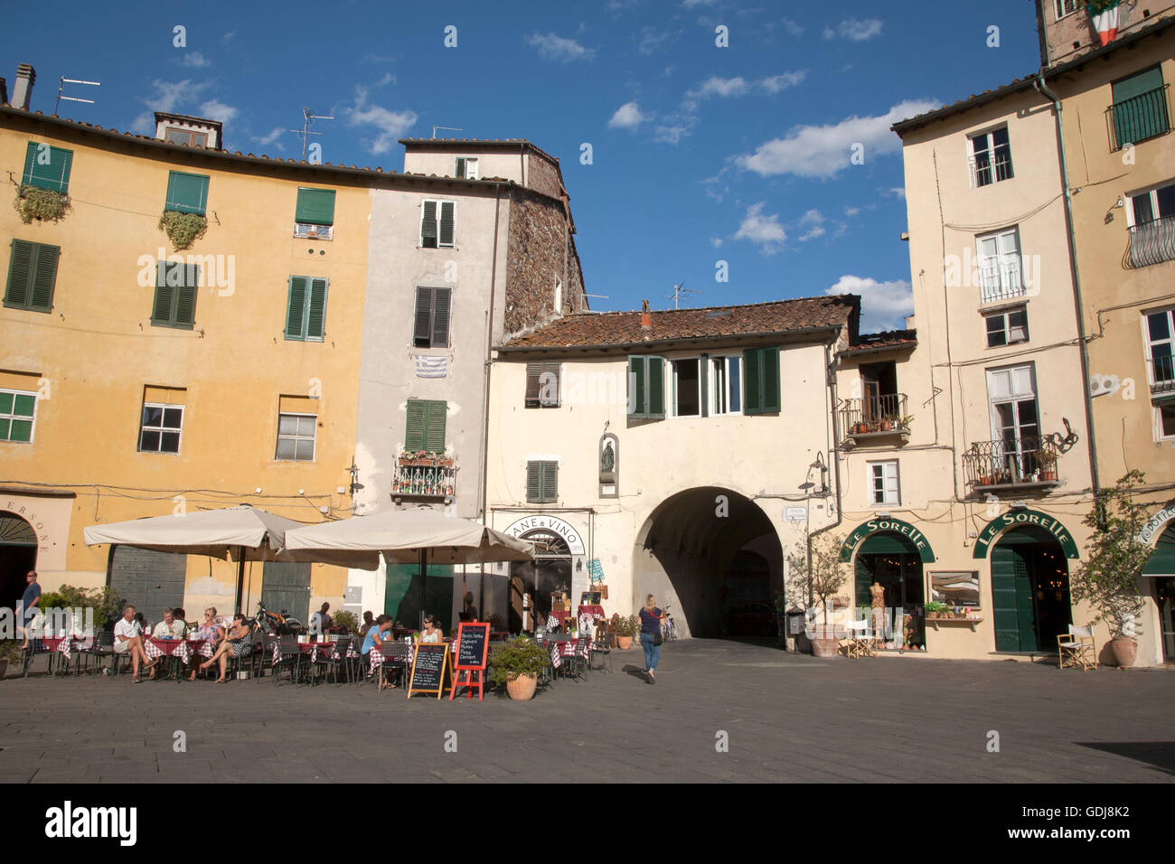 Piazza Anfiteatro Square, Lucca, Italy Stock Photo - Alamy