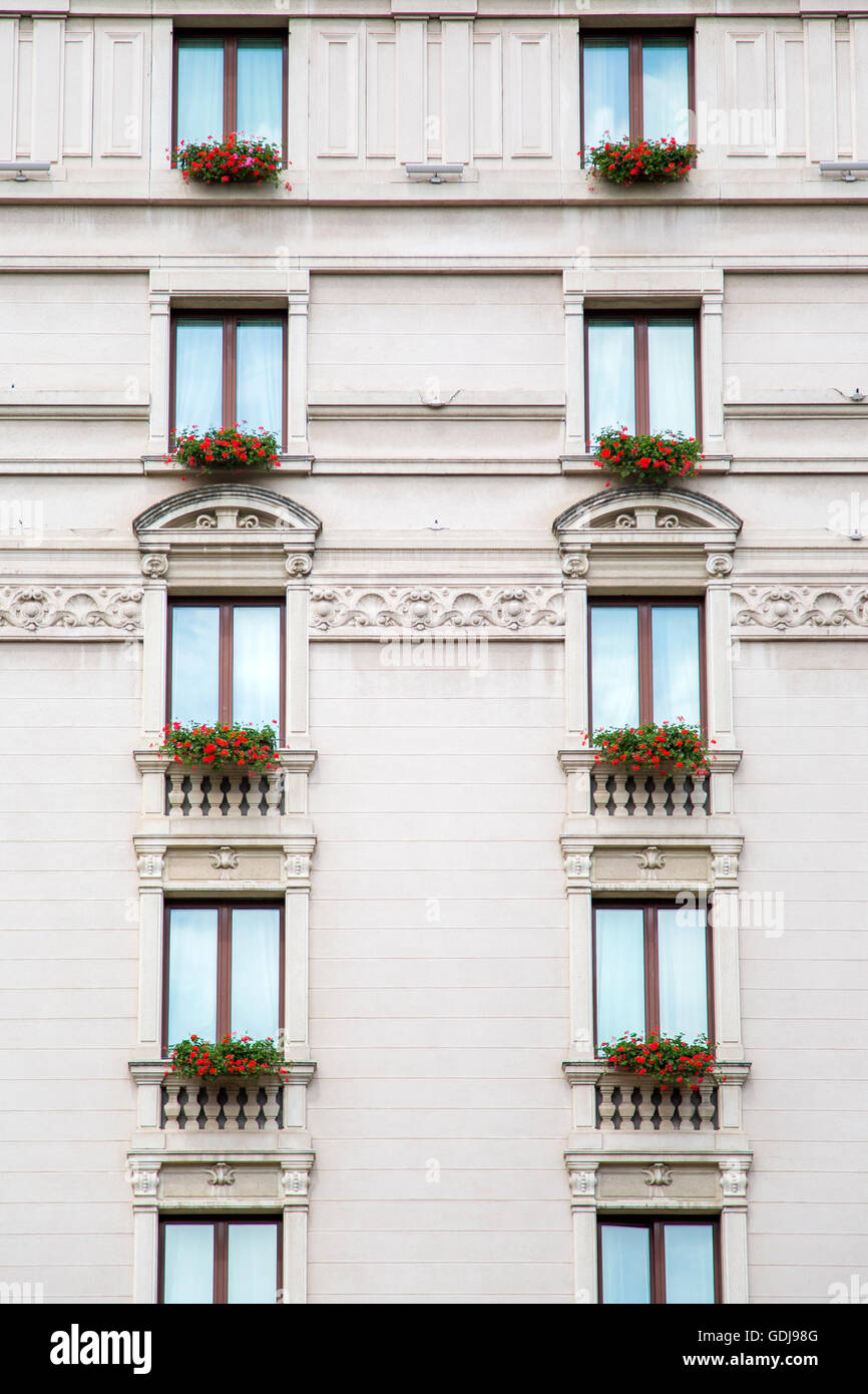 Milan building windows hi-res stock photography and images - Alamy