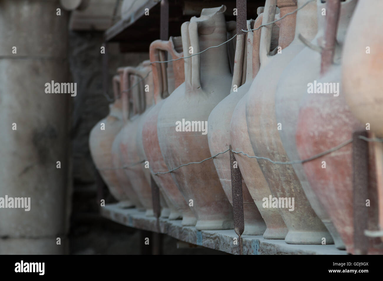 Ancient roman clay pottery hi-res stock photography and images - Alamy