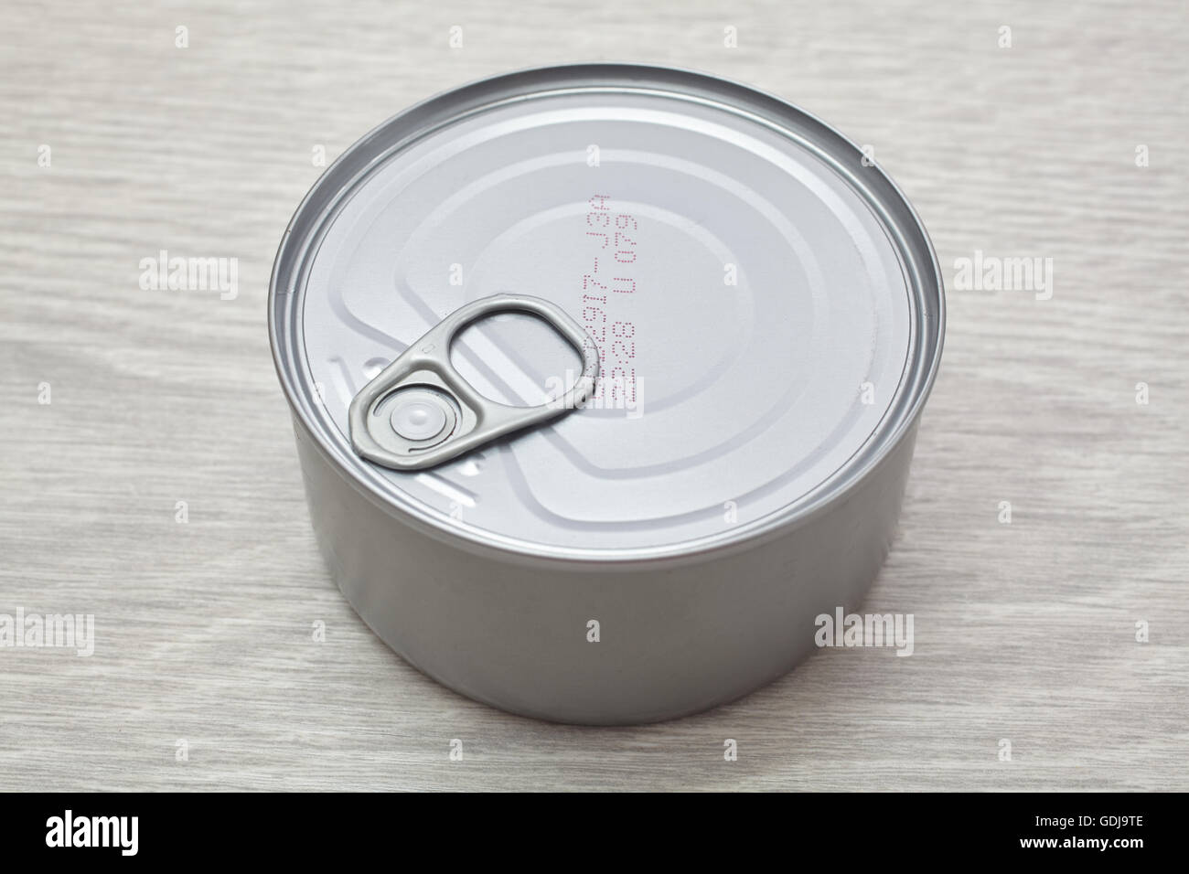 Single metal food can. Side view Stock Photo - Alamy