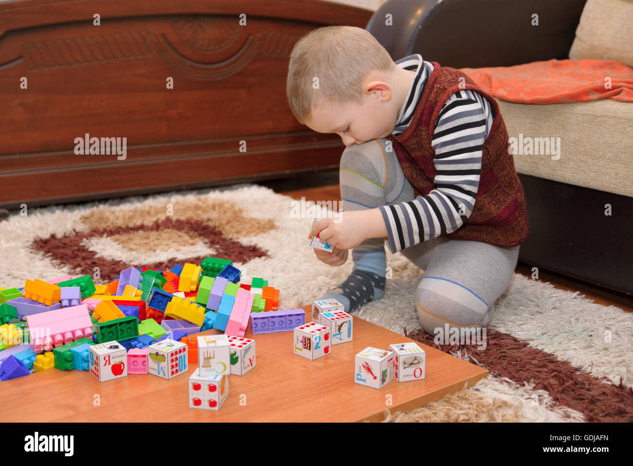 Children playing with blocks hi-res stock photography and images - Alamy
