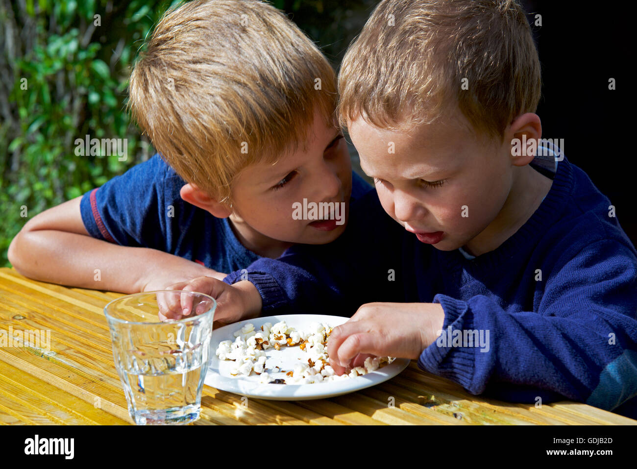 Eating popcorn uk hi-res stock photography and images - Alamy