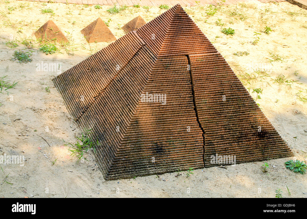 Earthen sculpture hi-res stock photography and images - Alamy