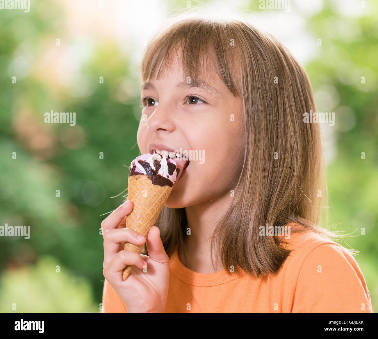 Teen girl ice cream cone hi-res stock photography and images - Alamy