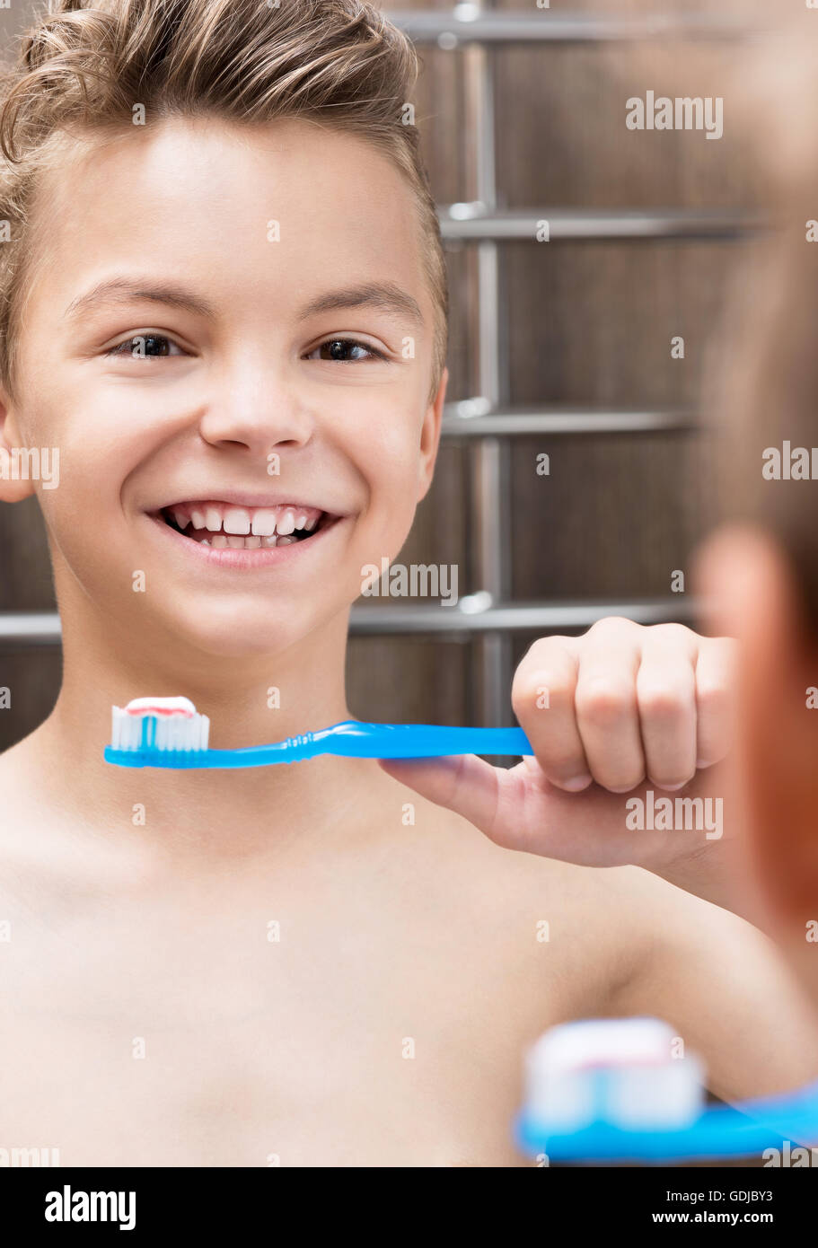 Kid brushing teeth hi-res stock photography and images - Alamy