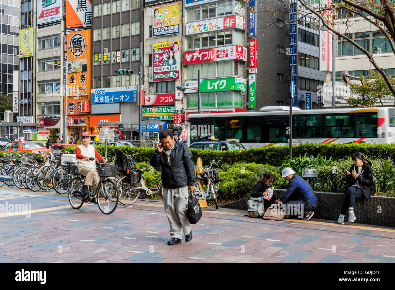 People on the streets of Tokyo Japan Stock Photo - Alamy