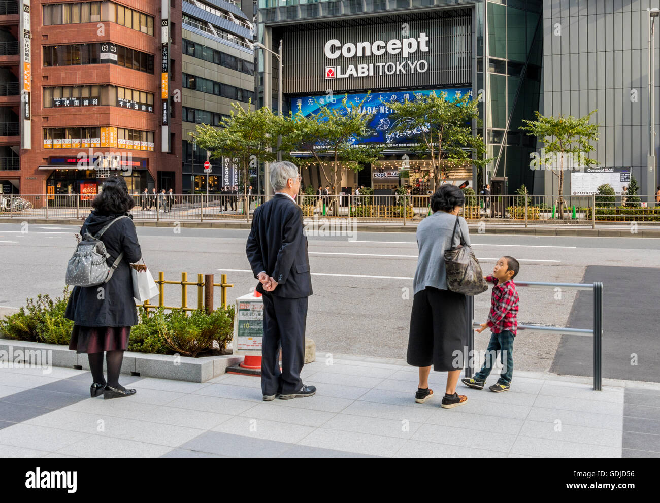 People on the streets of Tokyo Japan Stock Photo - Alamy