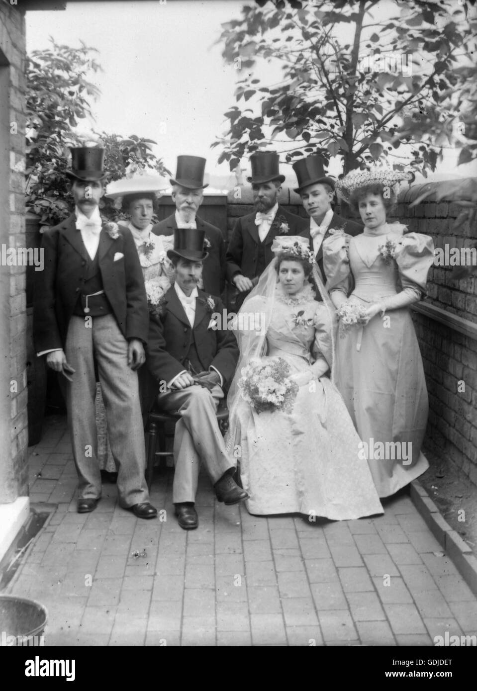 Victorian bride and groom uk hi-res stock photography and images - Alamy