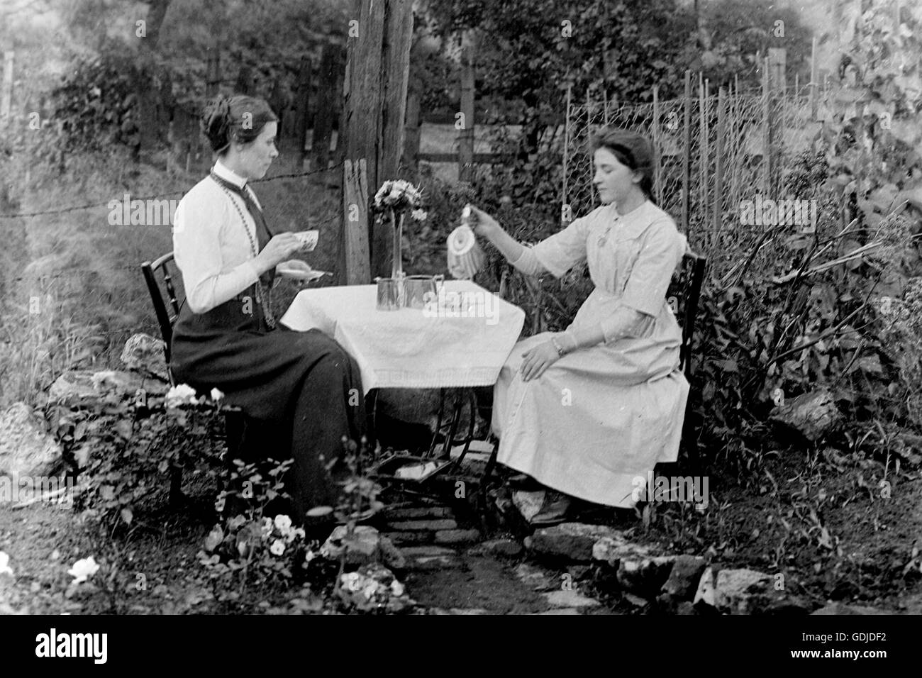 Victorian ladies drinking tea hi-res stock photography and images - Alamy