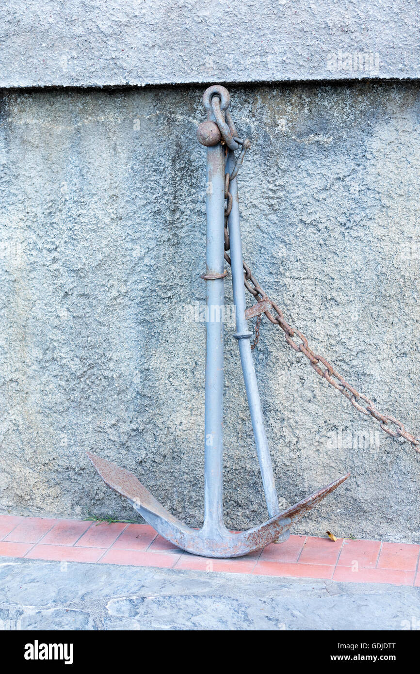 Anchor on a wall with chain Stock Photo - Alamy